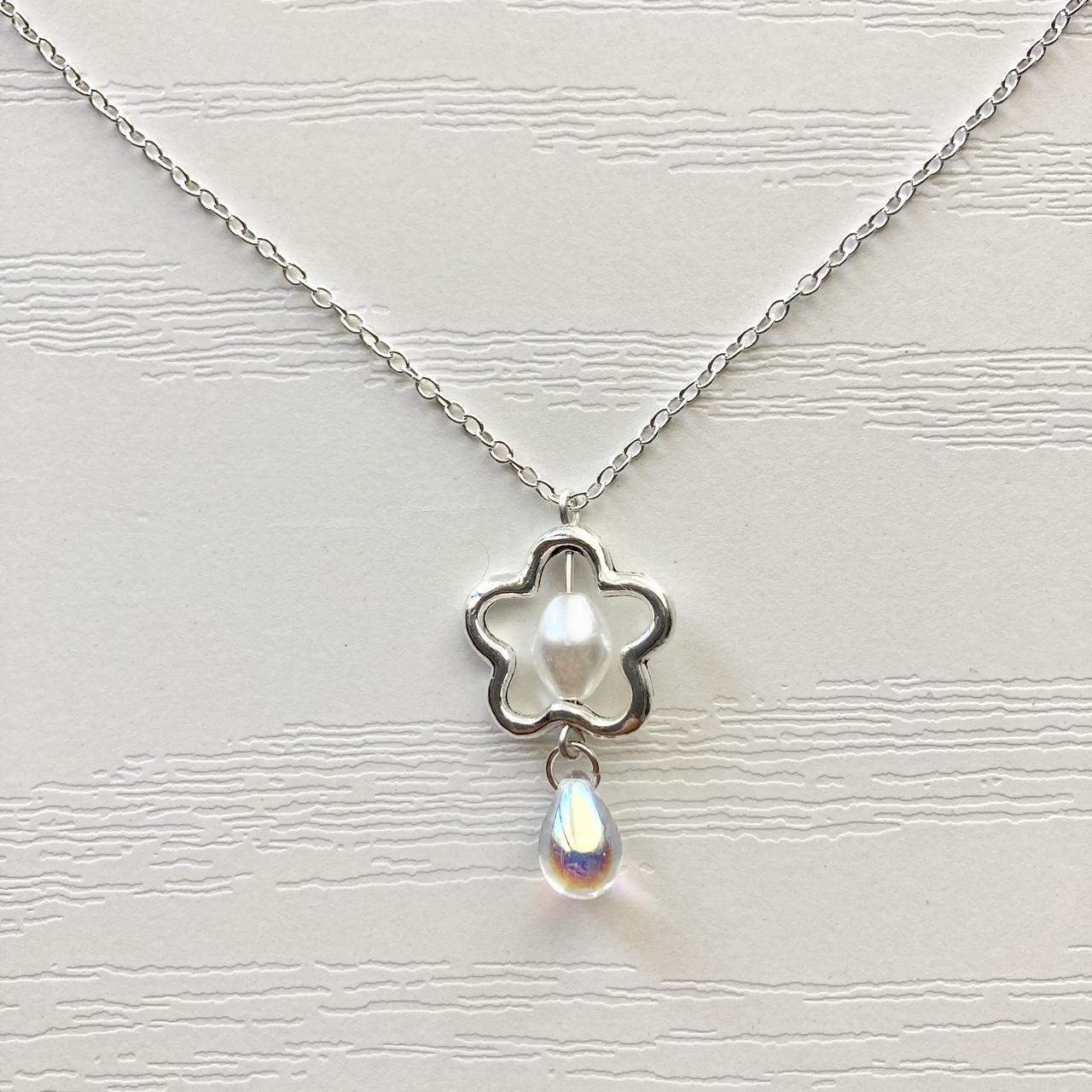 silver flower necklace! super cute & simple... - Depop