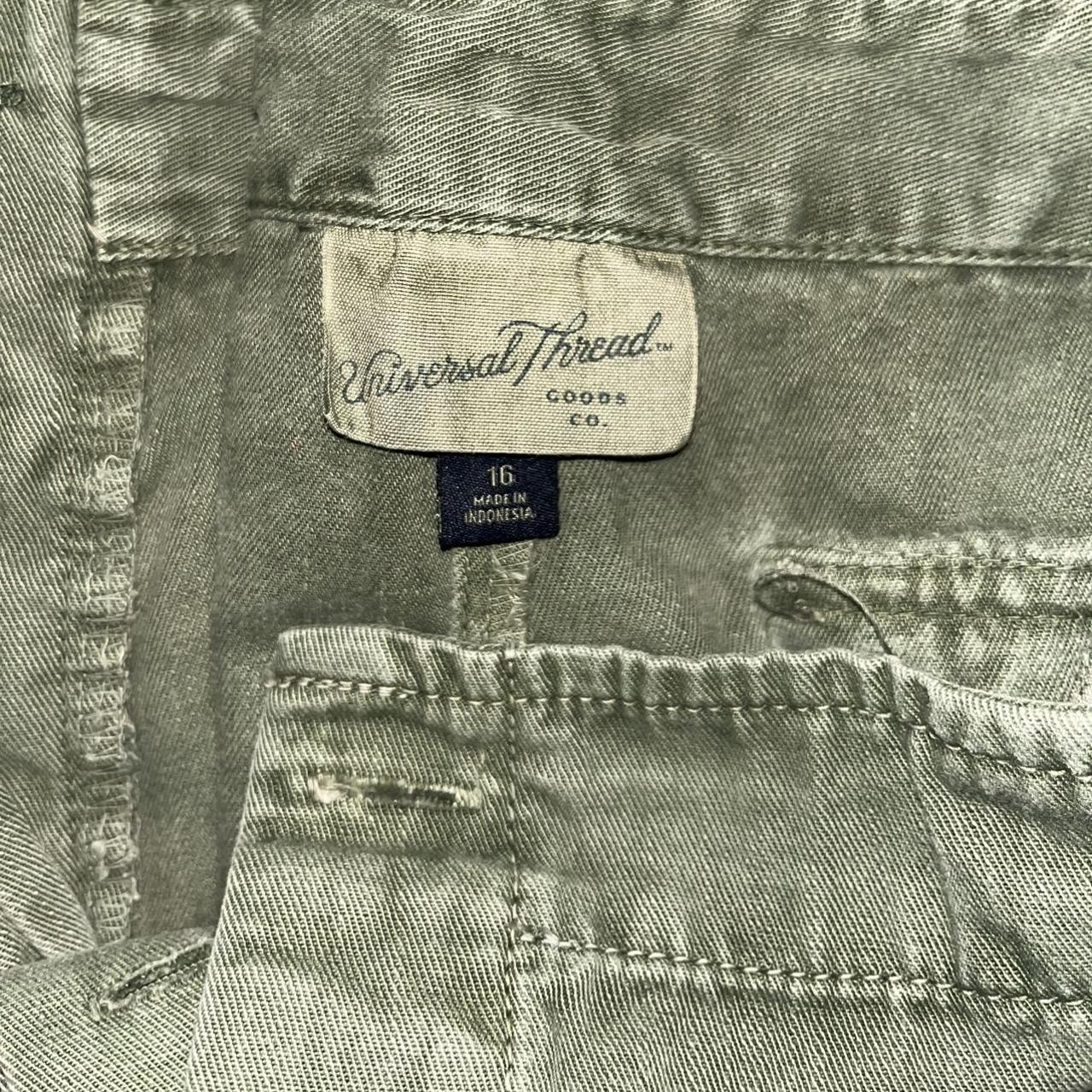 green universal thread cargo pants worn few times... - Depop