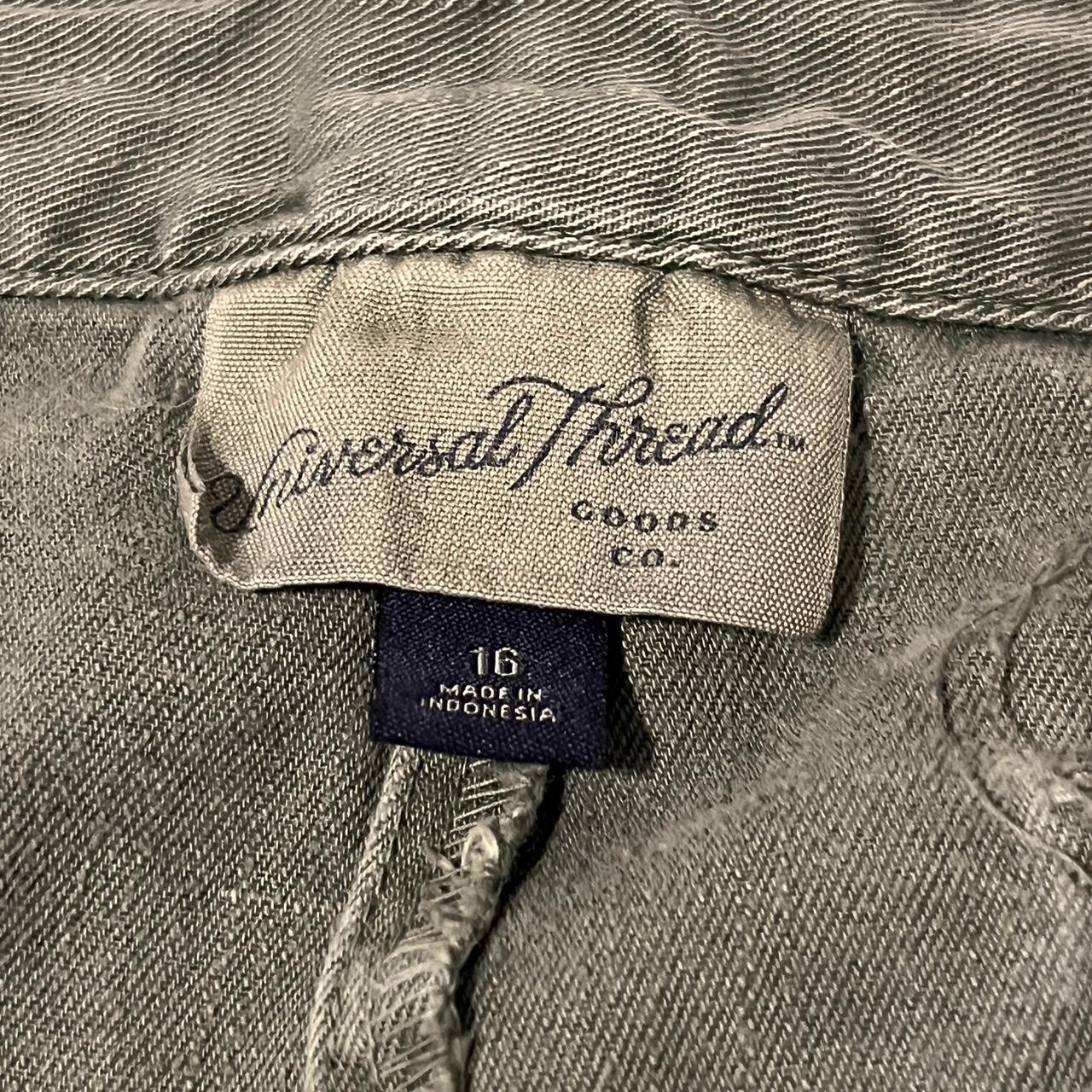 green universal thread cargo pants worn few times... - Depop