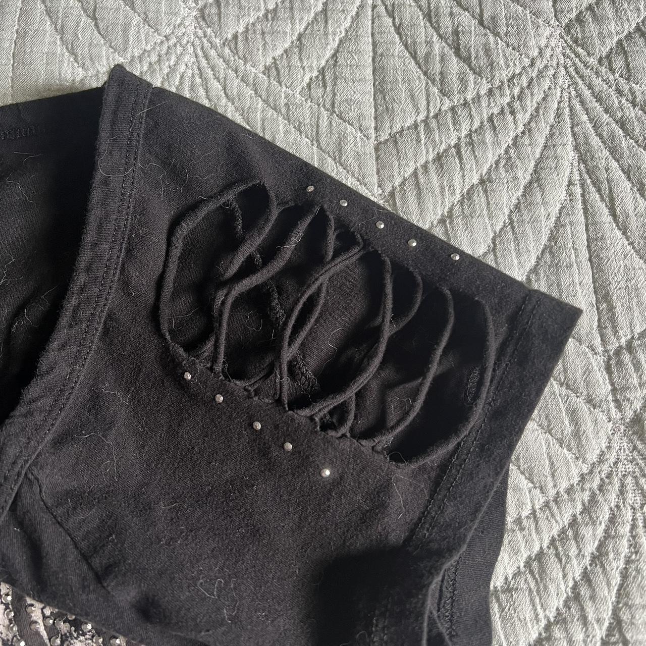 super cute rips on the sleeves no known of flaws - Depop