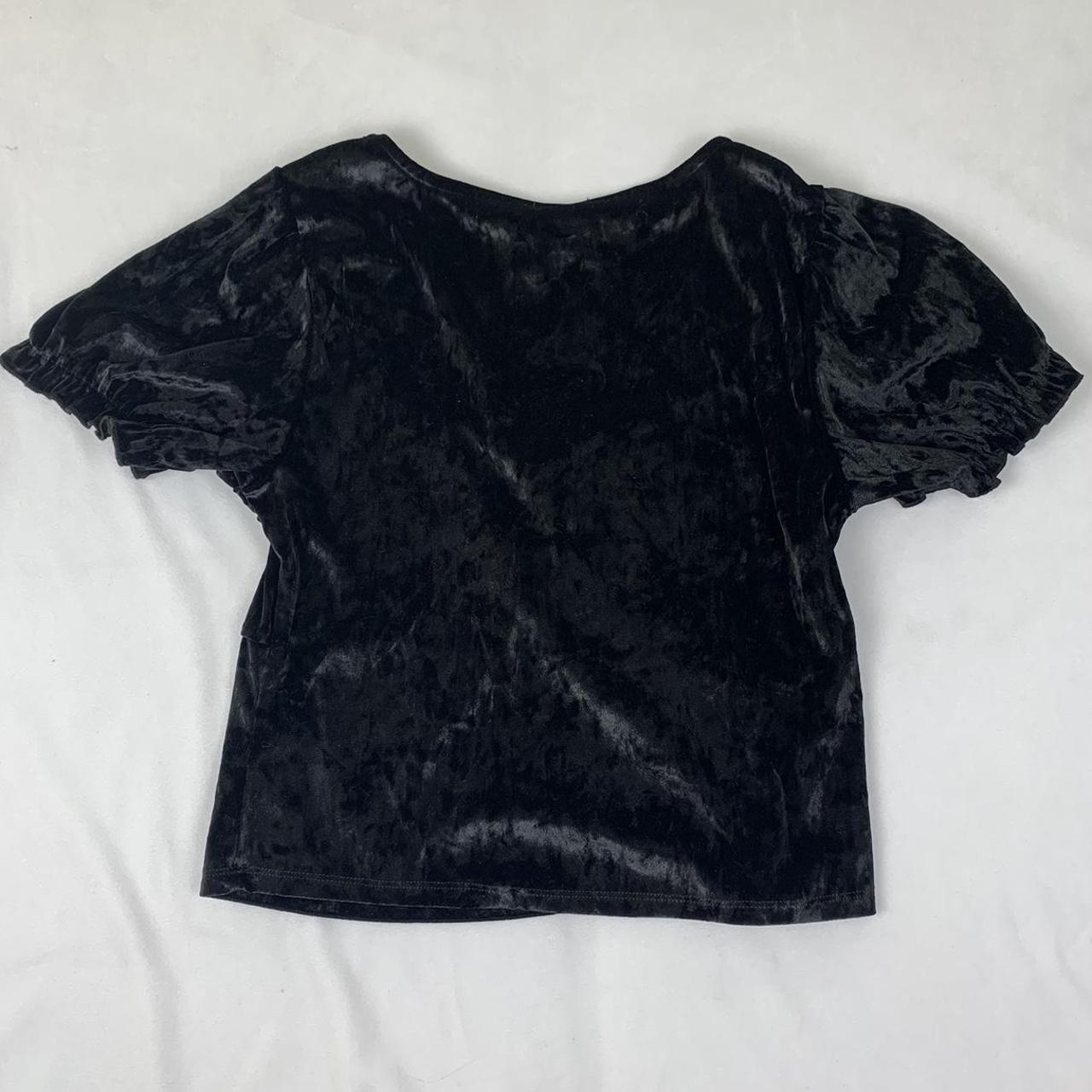 Hot Topic Women's Black Crop-top | Depop