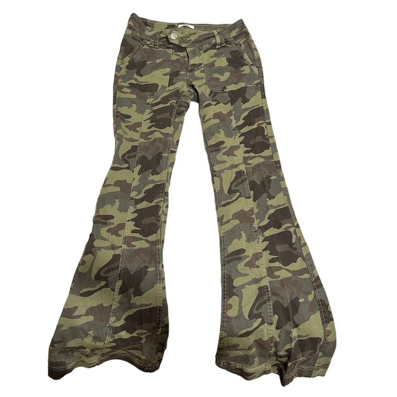 y2k style low rise camo pants such a flattering... - Depop