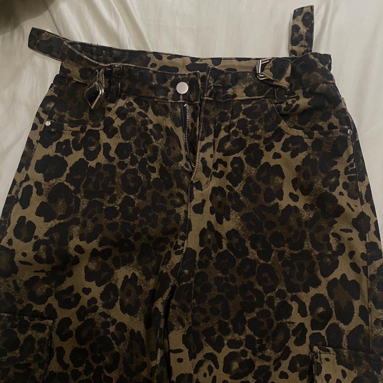 Leopard print cargo pants Medium Women - Depop