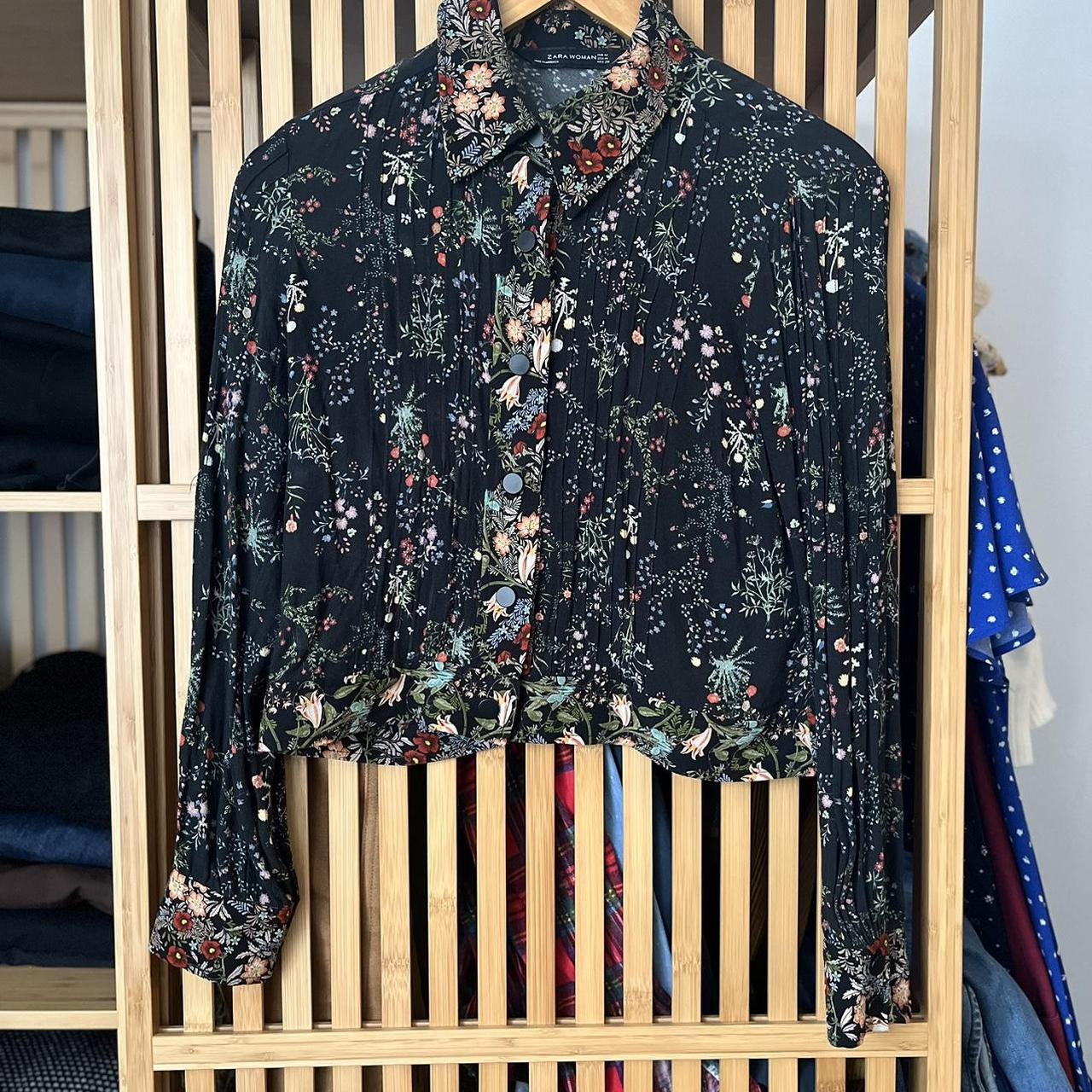 Beautiful floral pattern Zara top. Slightly cropped... - Depop