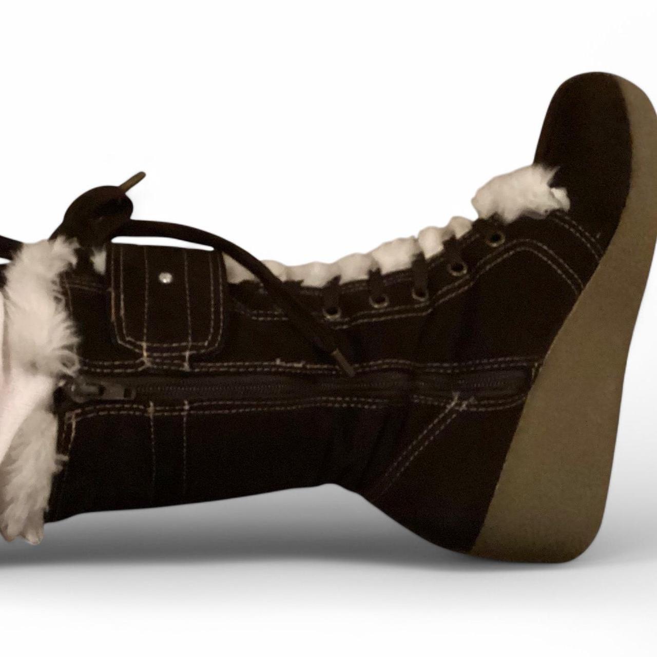 PLS LOOK >> LEFT SHOE IS A SIZE 8 and RIGHT IS A... | Depop