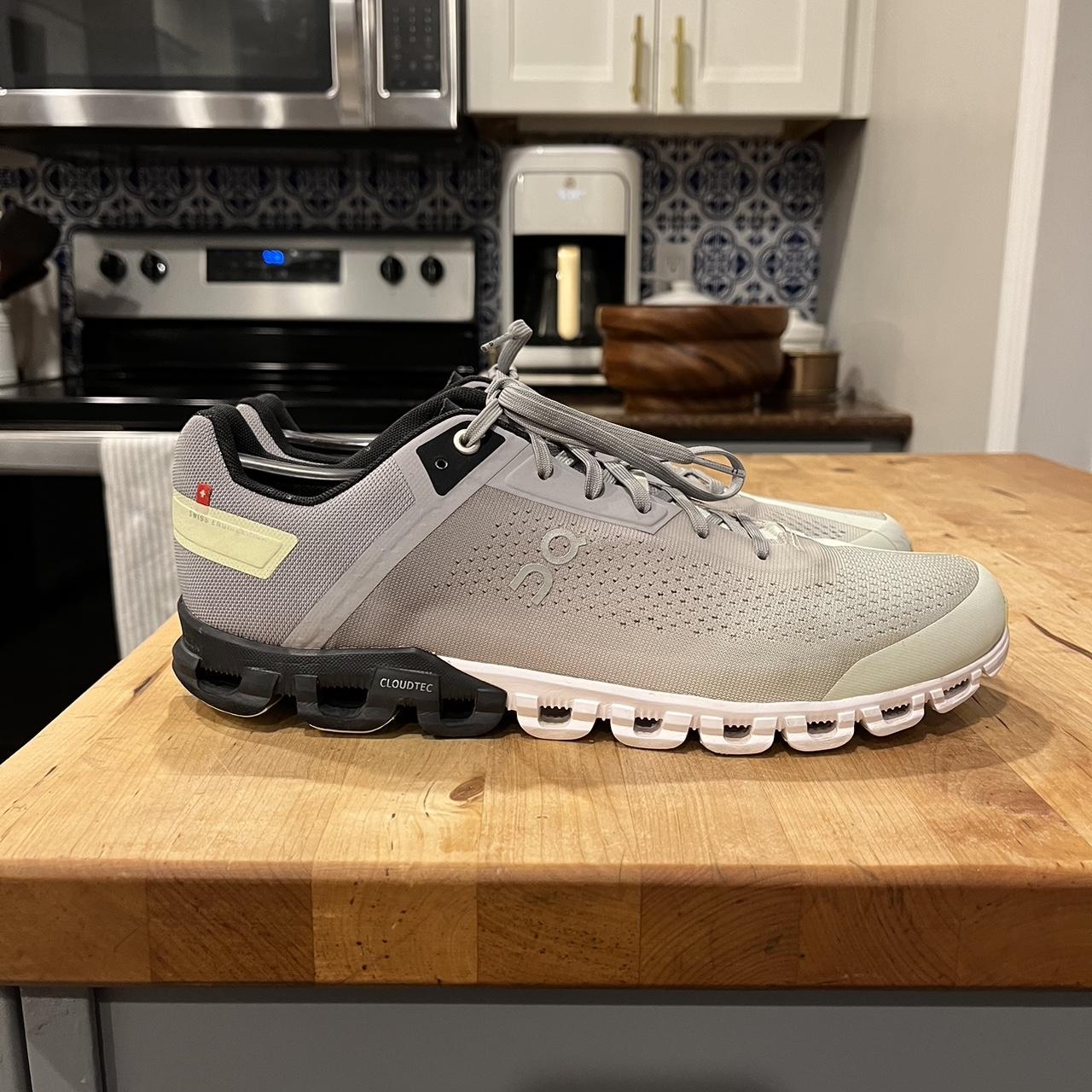 On cloud Helion size 11 mens condition 9/10 - Depop