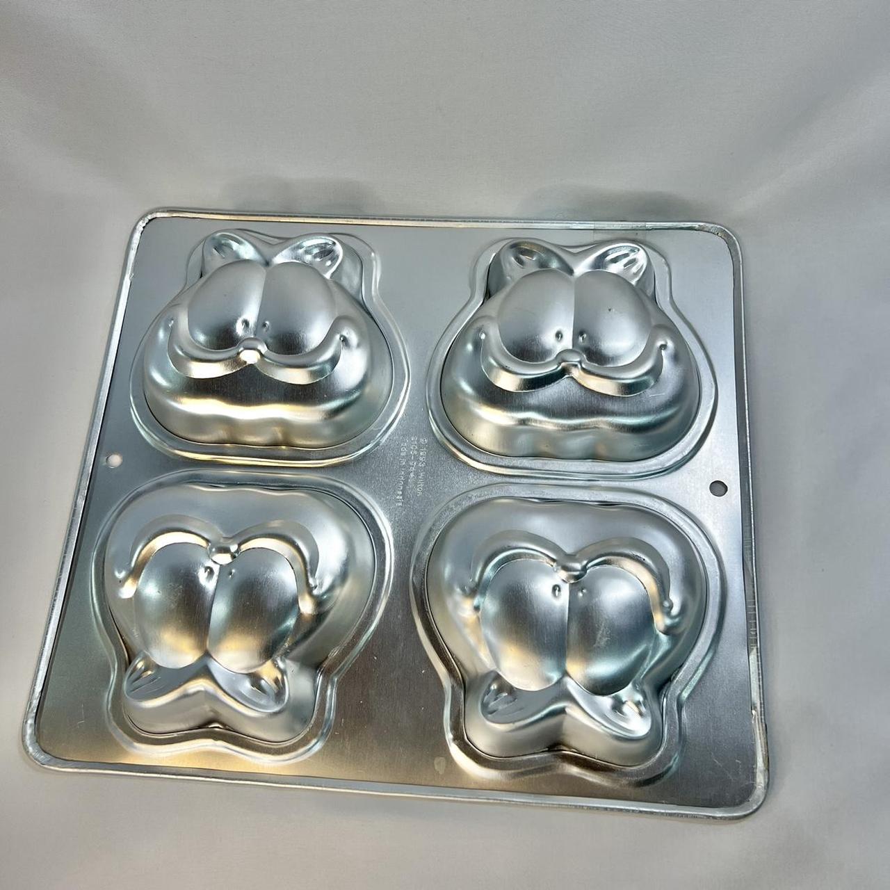 Garfield 1993 Cat Face Cake Pan from Wilton Vintage... - Depop