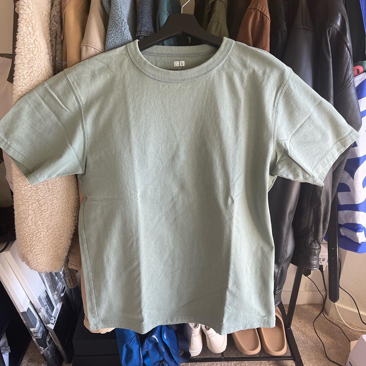 uniqlo crewneck t-shirt - Depop