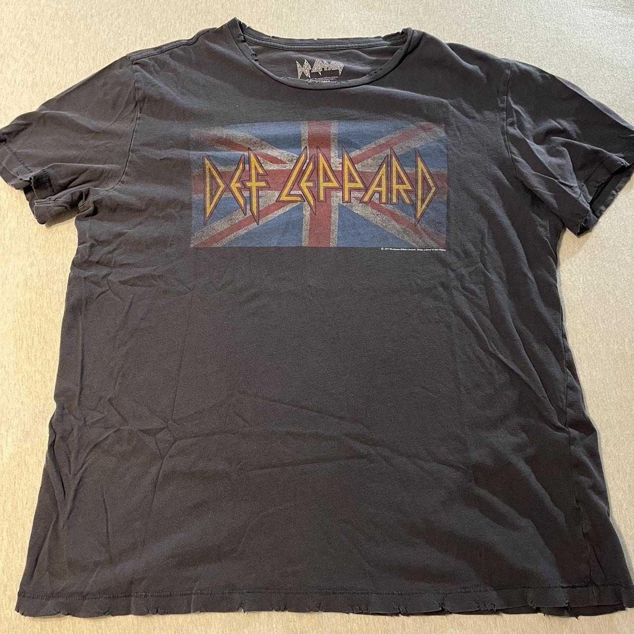 Def Leppard Distressed Charcoal Grey Tee Fits Men’s... - Depop