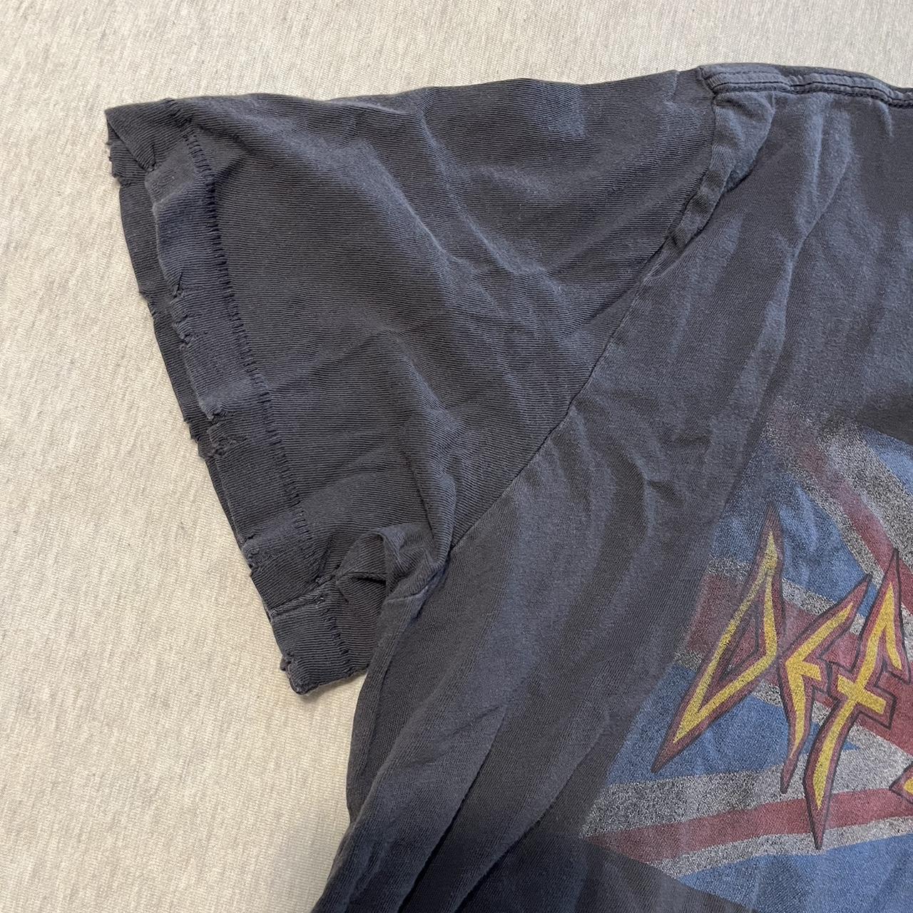 Def Leppard Distressed Charcoal Grey Tee Fits Men’s... - Depop