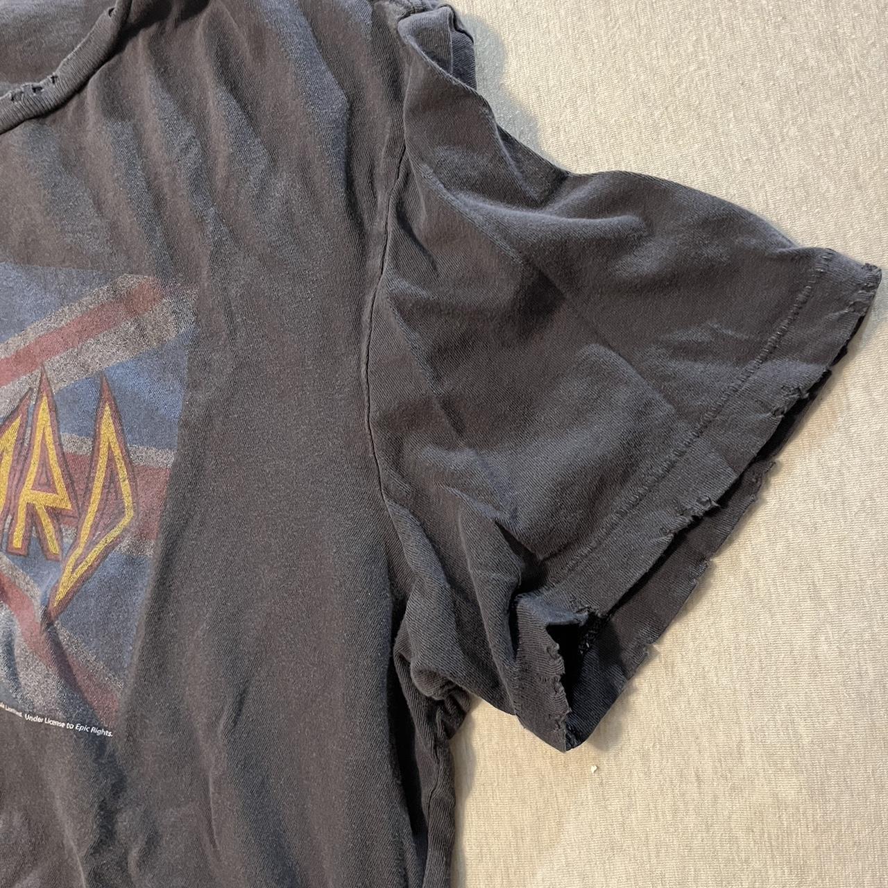 Def Leppard Distressed Charcoal Grey Tee Fits Men’s... - Depop