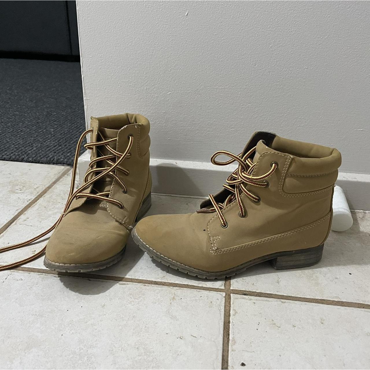 Betts winter boots size 6 Work a handful of times - Depop