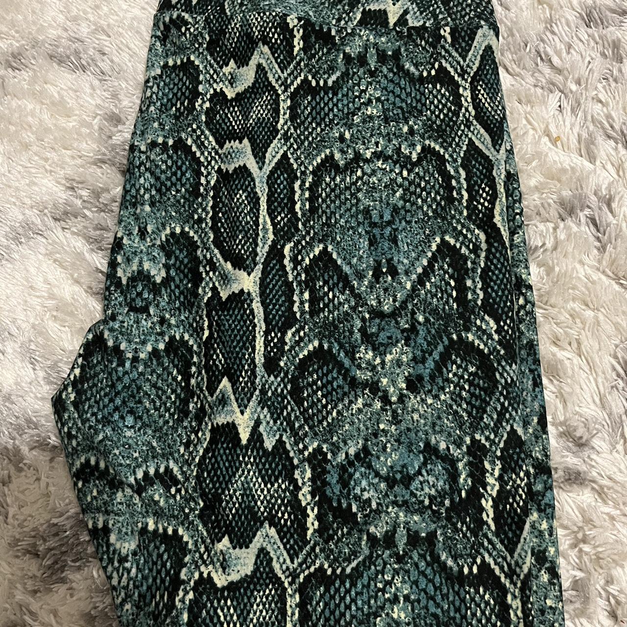 Green snakeskin TC Lularoe leggings, like new. - Depop
