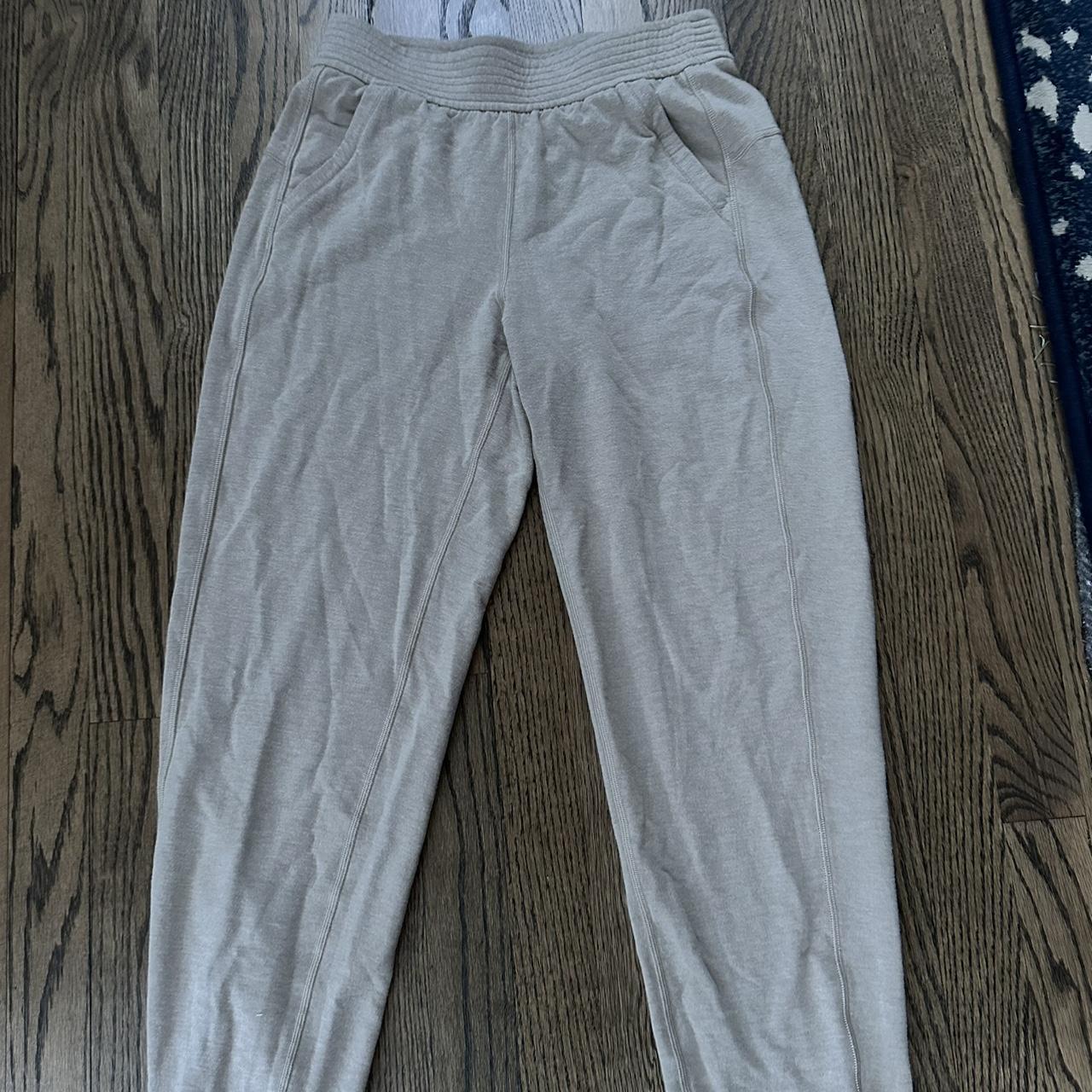 Lululemon cream joggers/sweatpants - Depop
