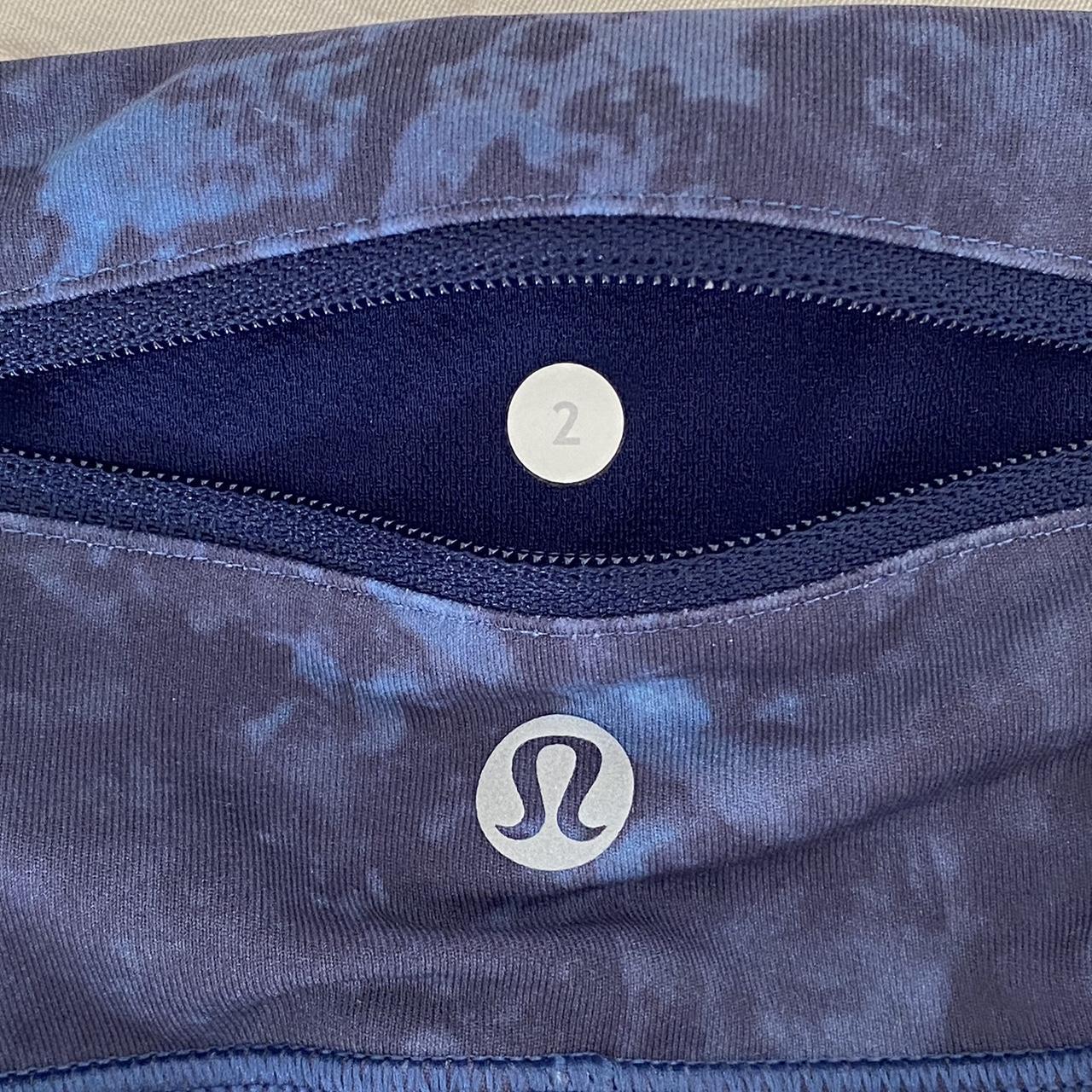 Super cute blue ocean print Lululemon tights size 2 - Depop