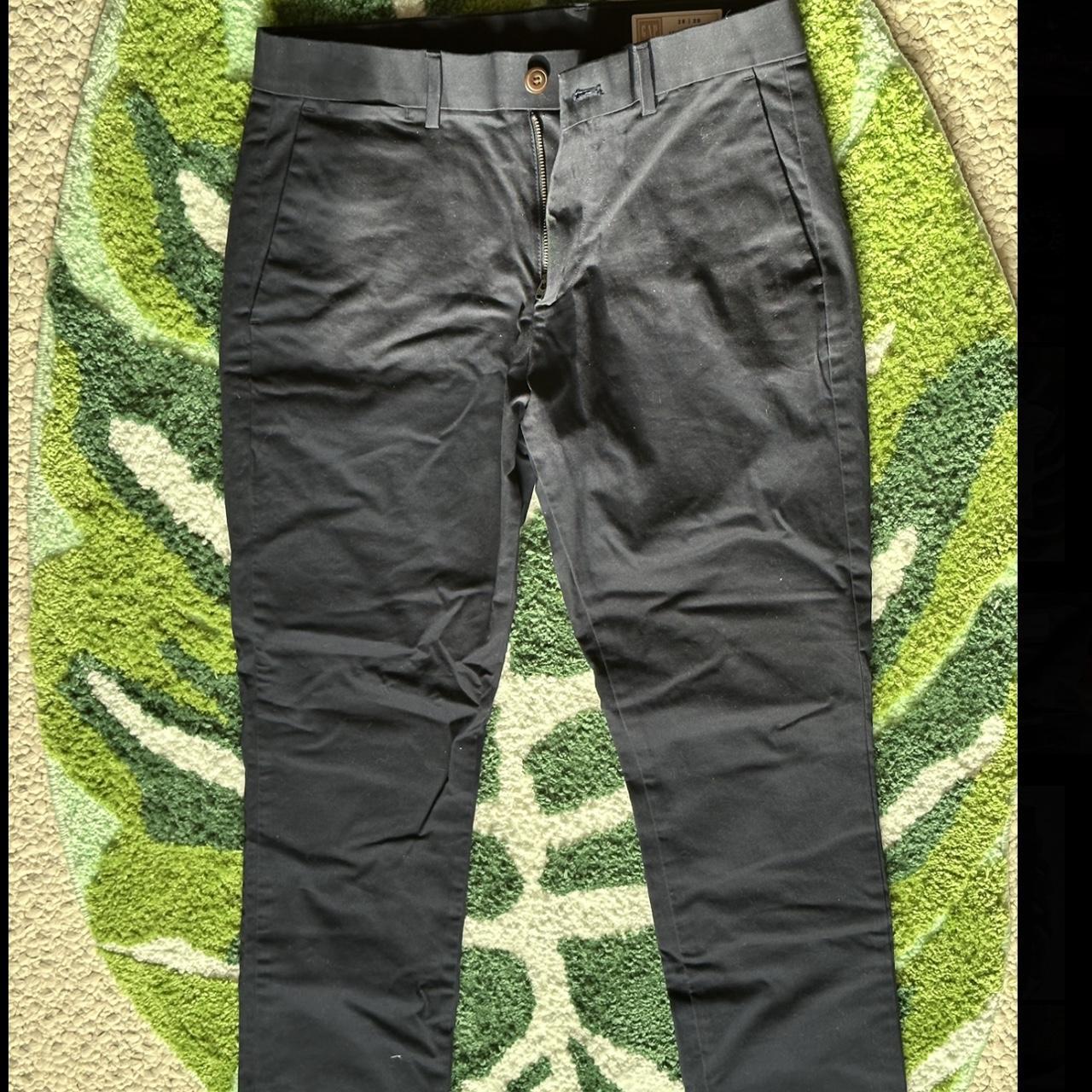 GAP khakis athletic tapper size 28 never worn - Depop