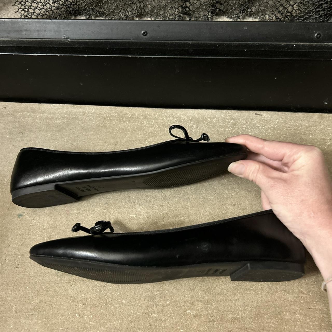 Halston H by Halston black leather ballet flats size... - Depop