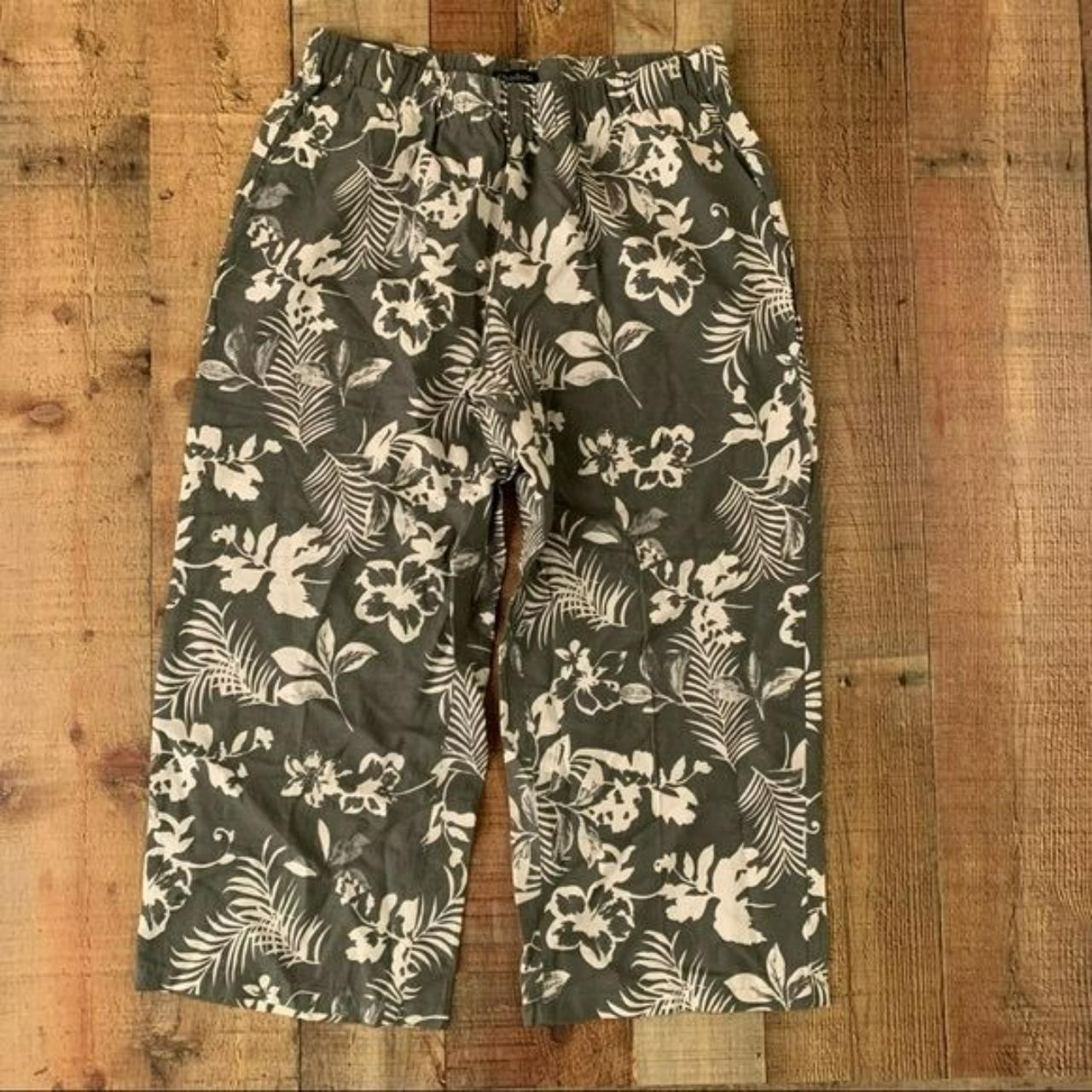 Chadwick green floral relaxed fit linen pull on crop... - Depop