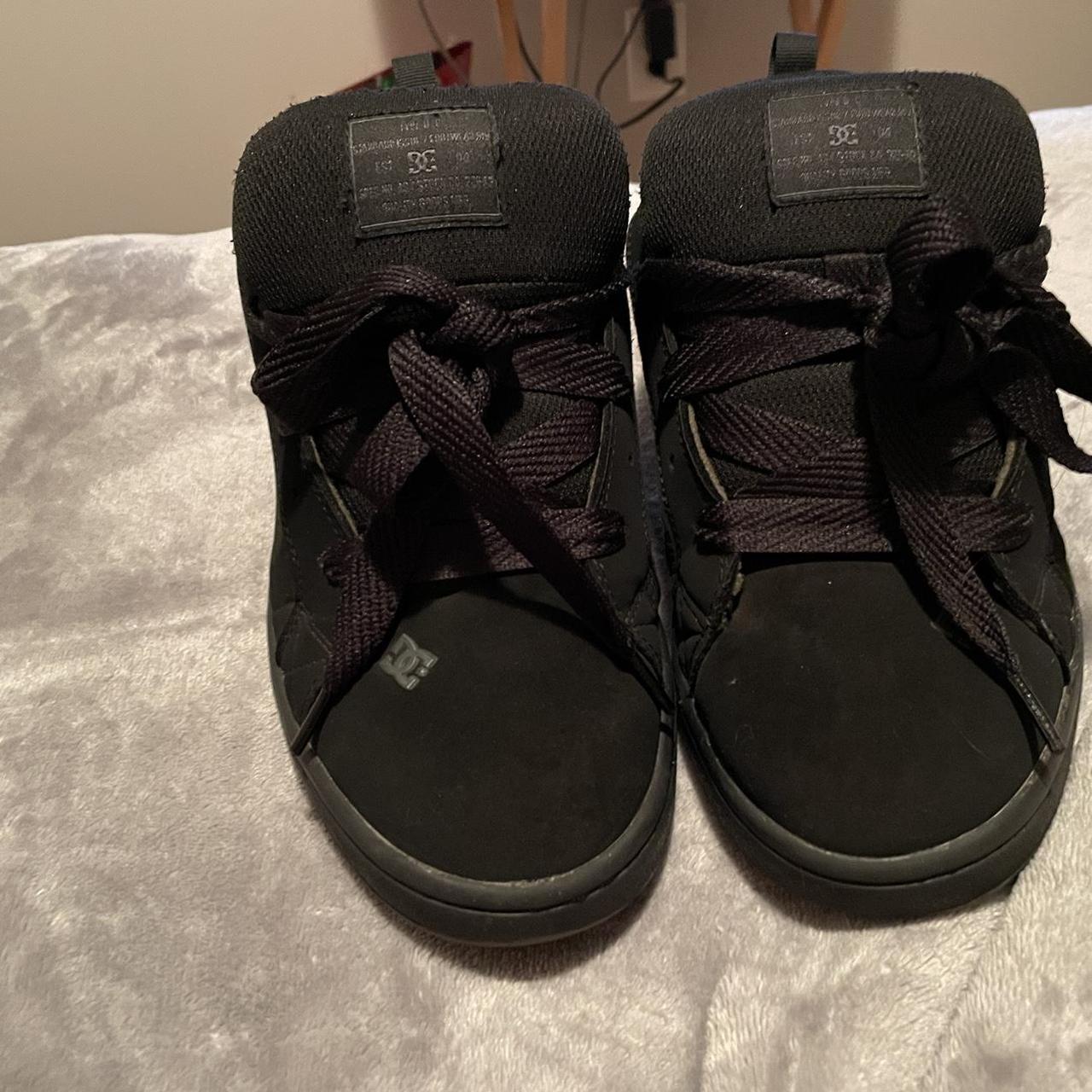 dc shoes size 10.5 comes with white laces as well as... - Depop