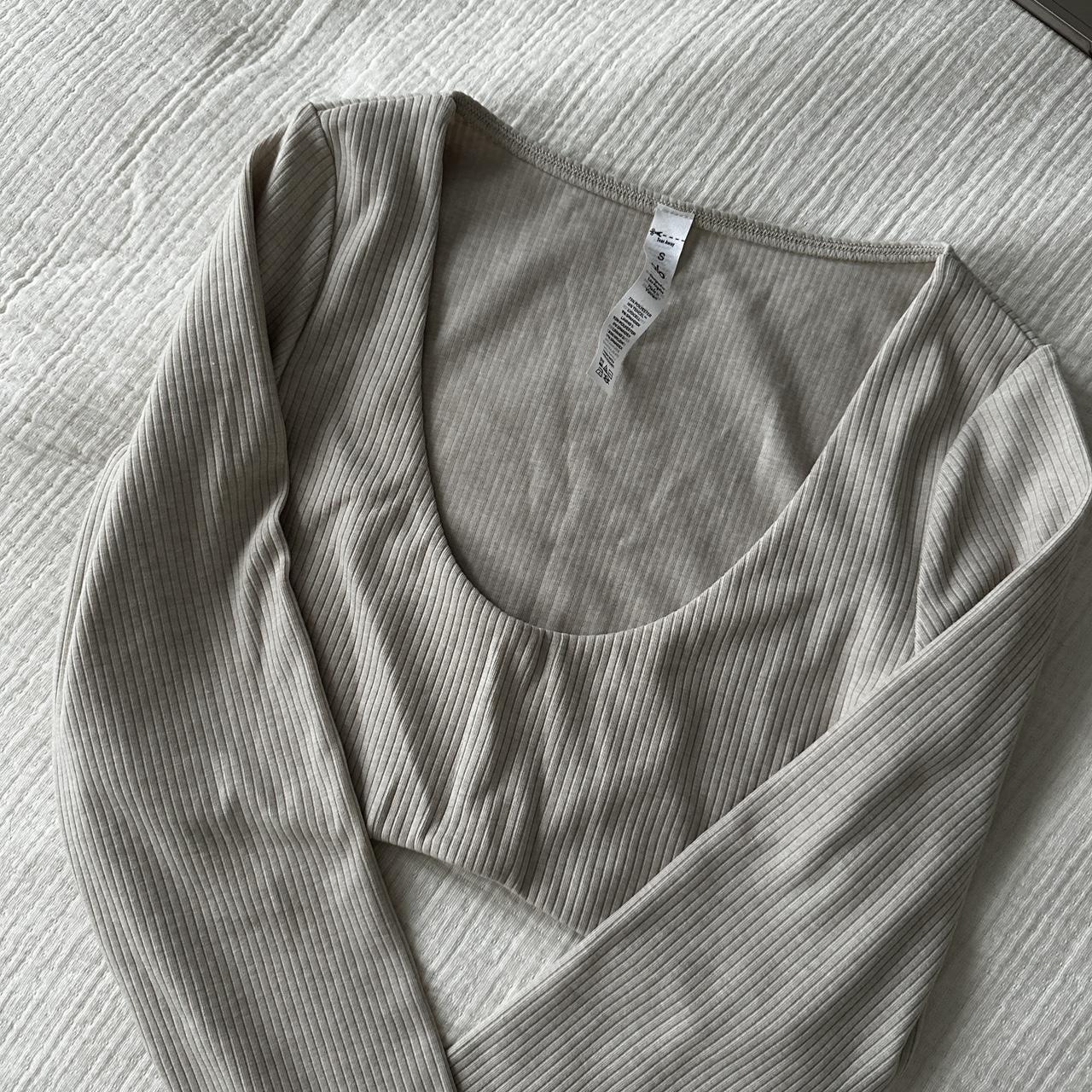 #Alo Yoga Ribbed Long Sleeve Crop Top Size: S No... | Depop