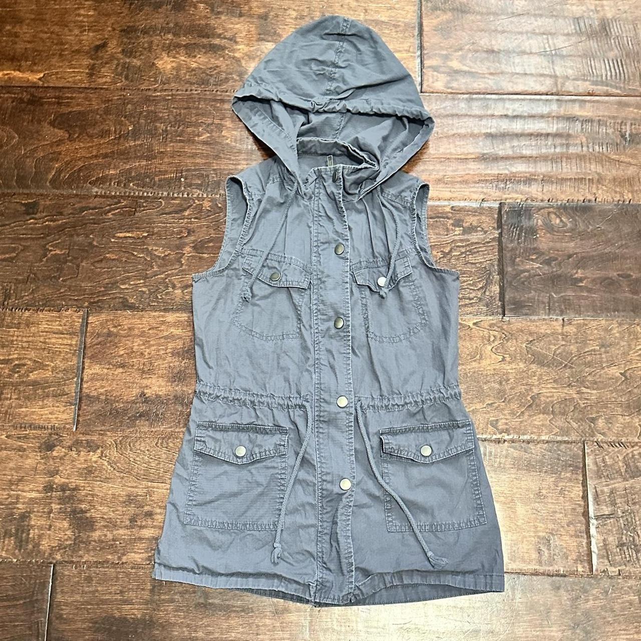 Adorable zip up Mudd utility cargo vest... - Depop