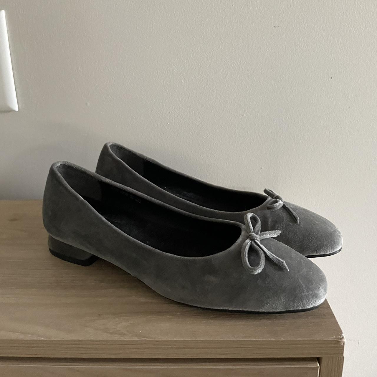 Grey velvet ballet flats - Depop