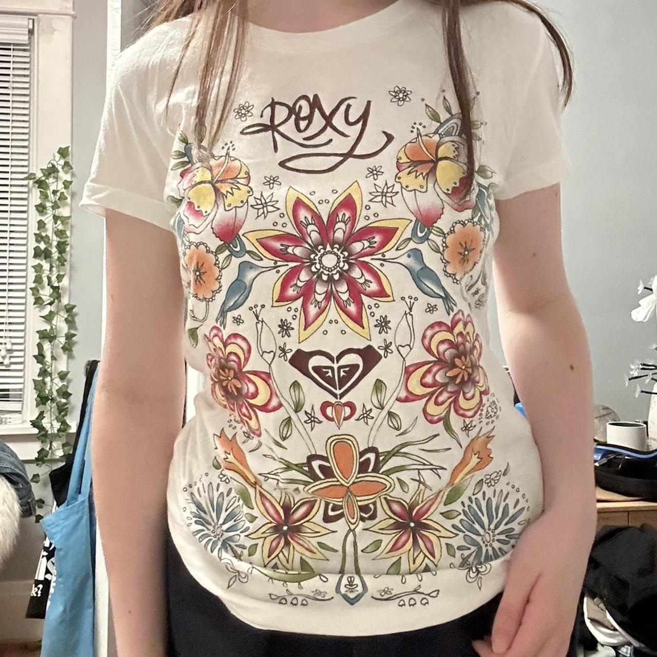 Roxy flower tee (size large but is smaller) very... - Depop