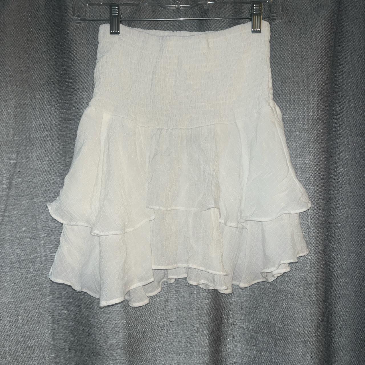 two tier white ruffle skirt soo cute // slightly... - Depop