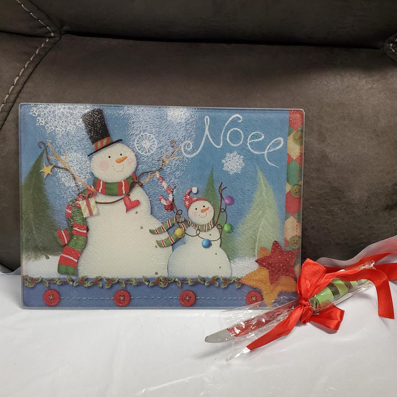 This Christmas-themed cutting board set is perfect... - Depop