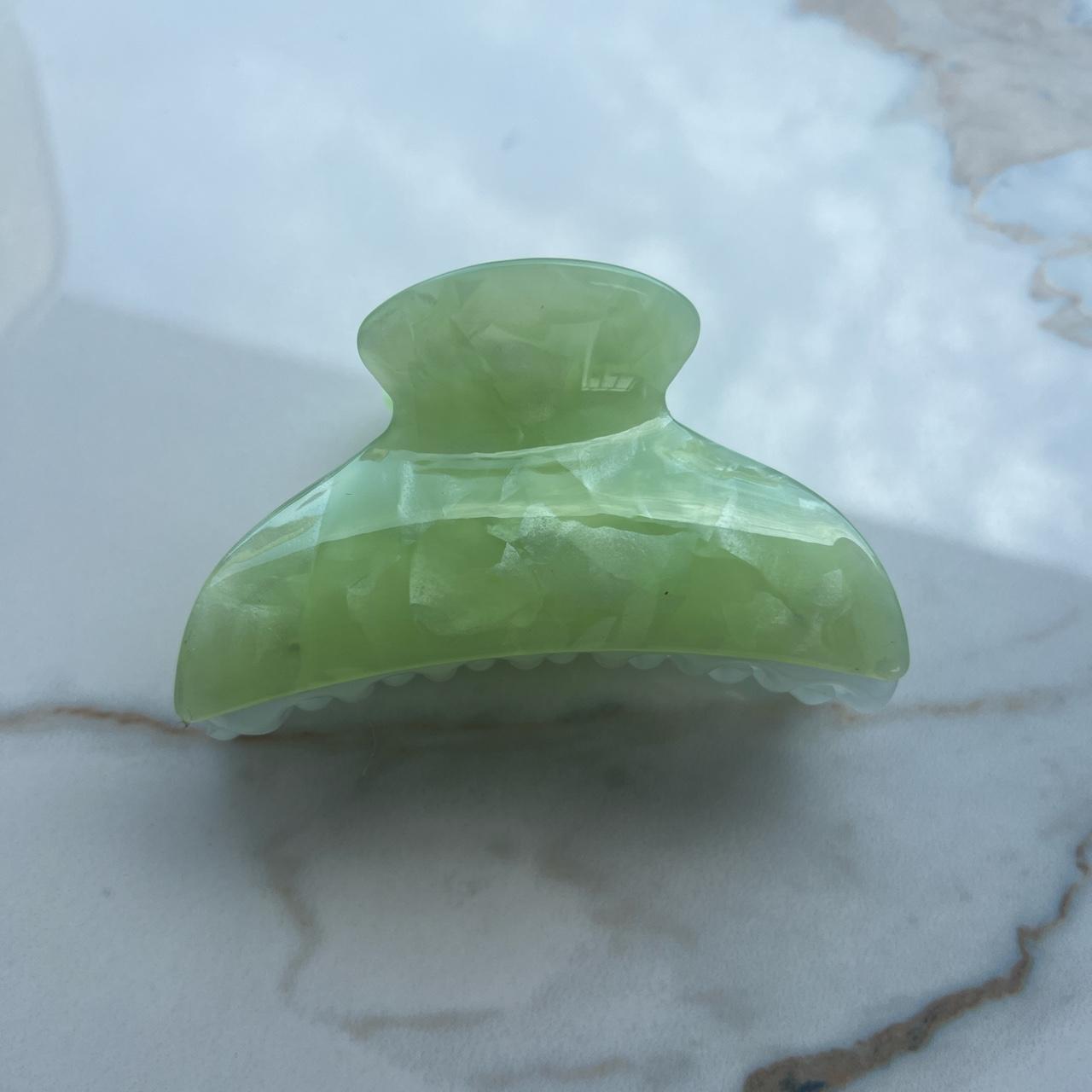 Medium size pastel green marble claw clip - Depop