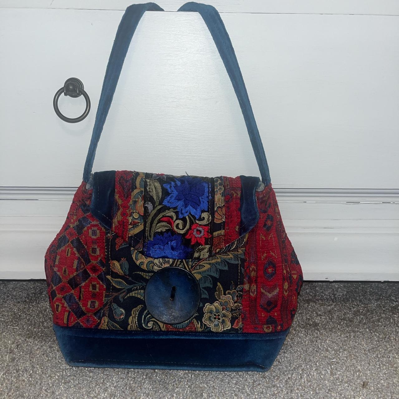 Vintage Patterned Purse with a button clasp🪞This... - Depop