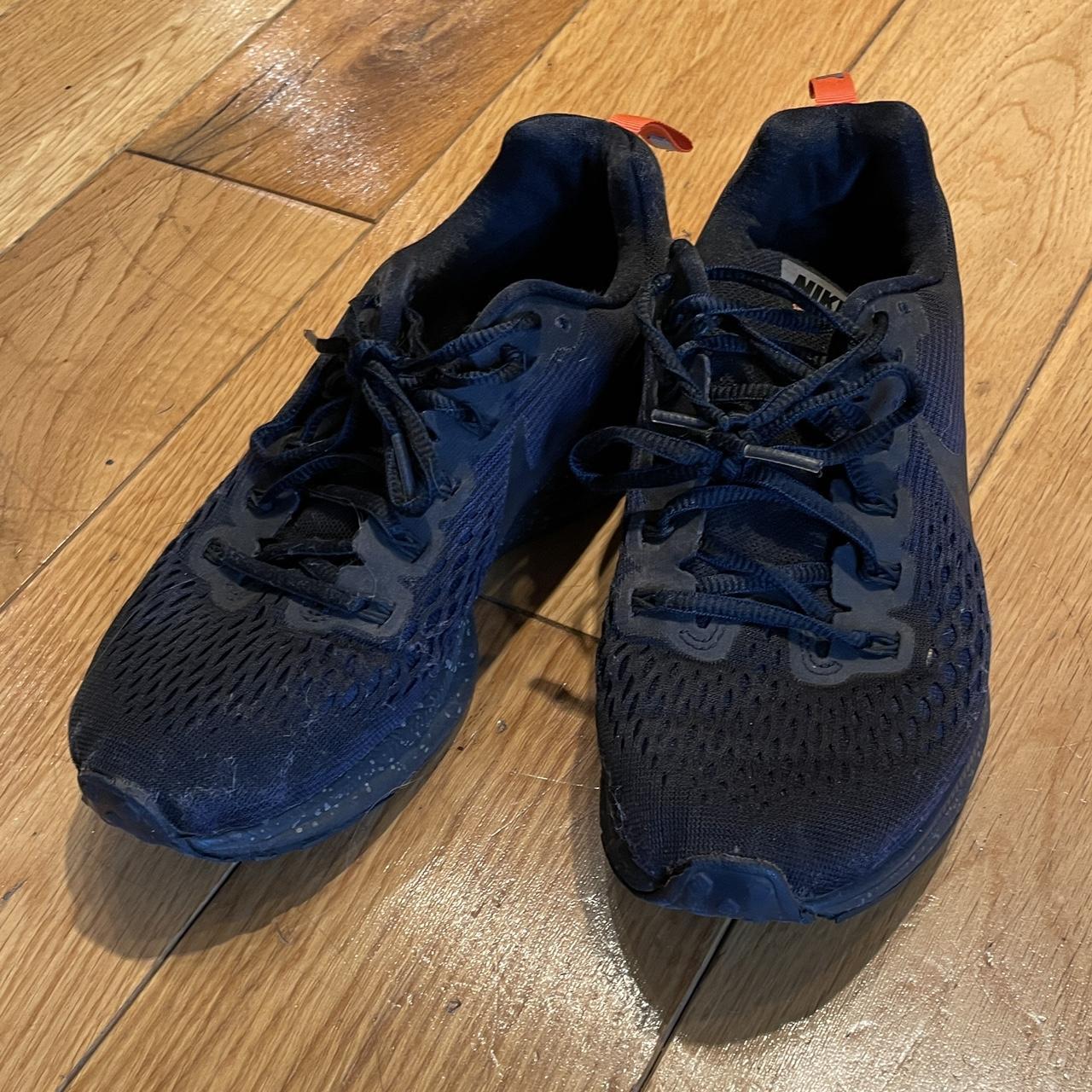 Nike Women's Navy Trainers | Depop