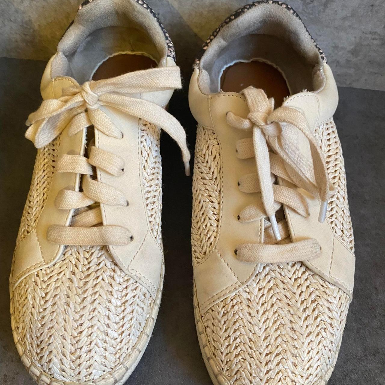 EUC Universal Thread Womens Sneaker Shoe Size 7... - Depop