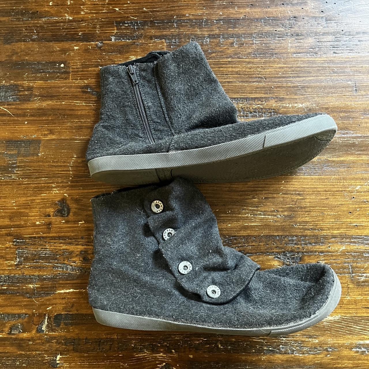 Y2k Airwalk button shoes Size 9 fit like a 10... - Depop