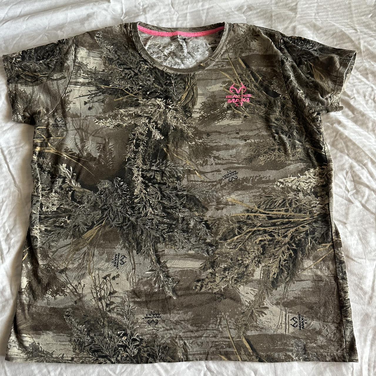 Realtree camo print short sleeve t-shirt with pink... - Depop