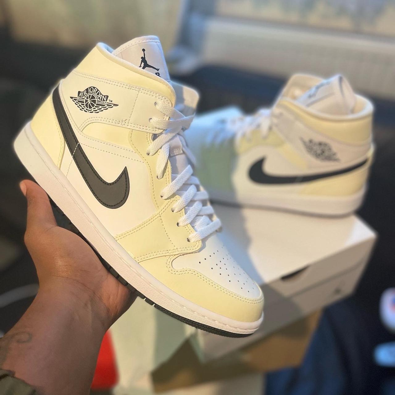 Nike Men's Cream and Black Trainers | Depop