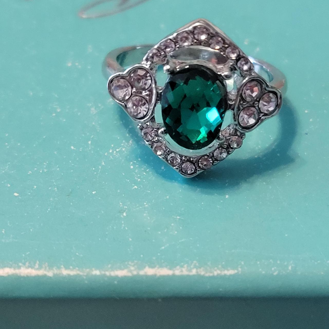 GORGEOUS Green and silver rhinestone ring... | Depop
