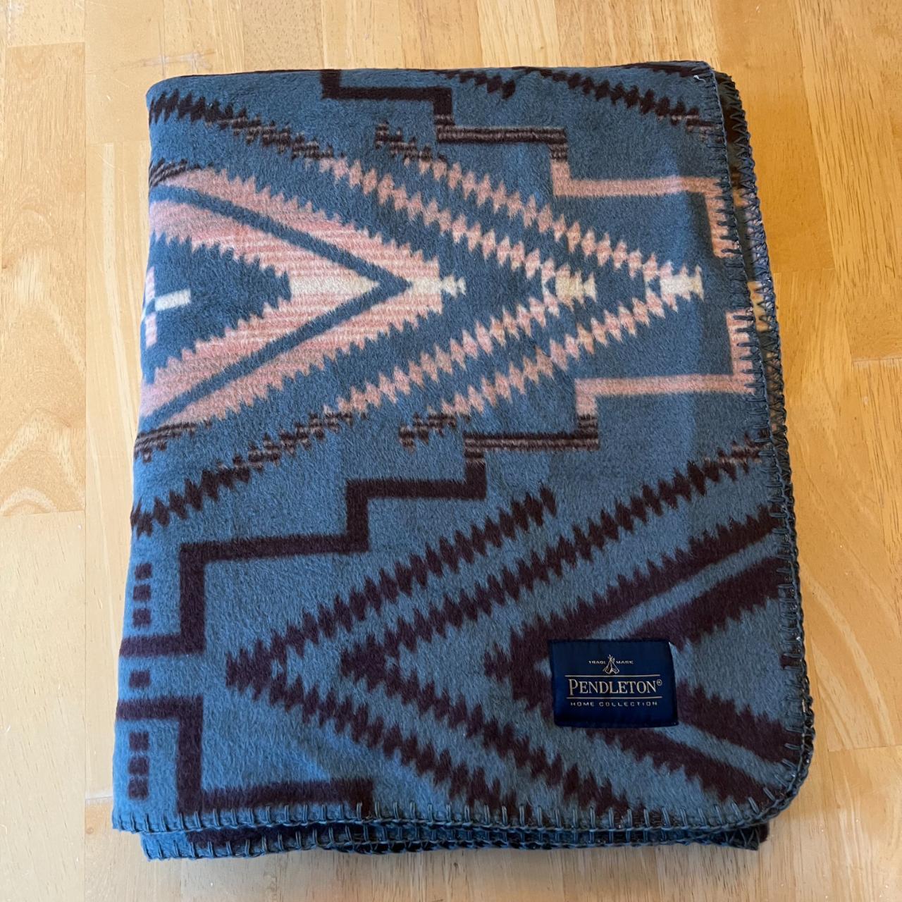 Pendleton sherpa lap blanket from Costco - 50x50in - Depop