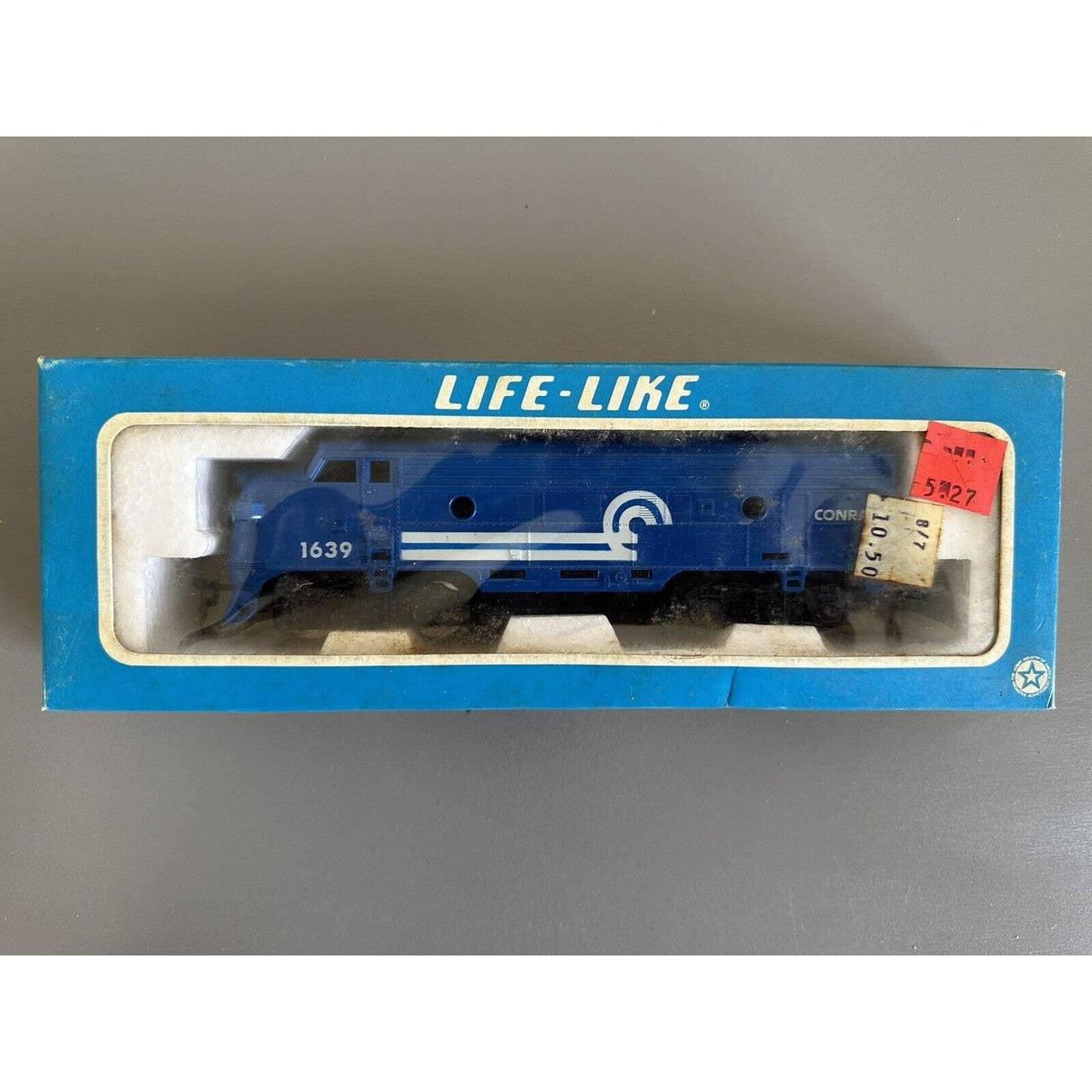 Life Like Powered Locomotive with headlight Conrail... - Depop