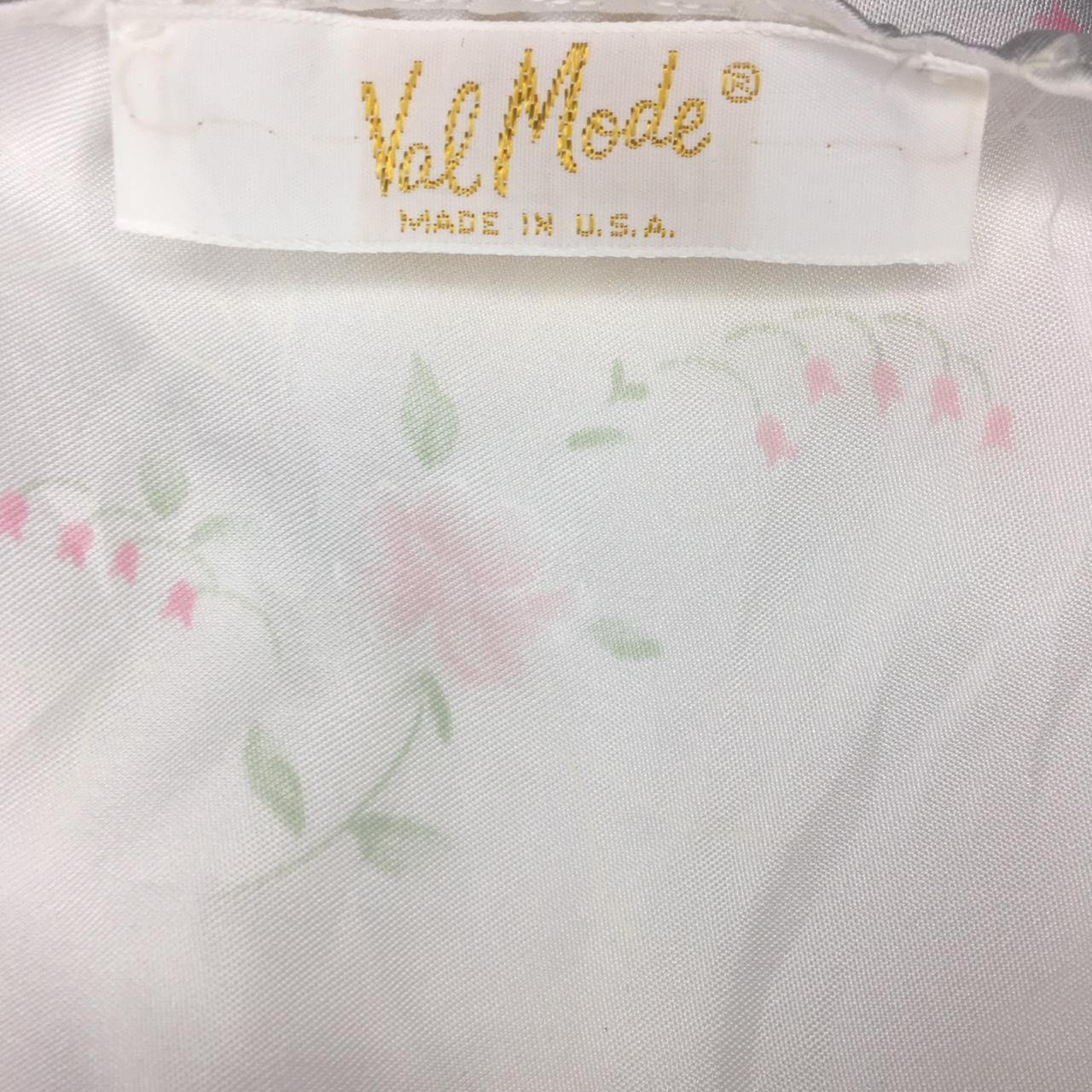 90s Lace Vintage Val Mode Robe 🌸 Size : Large... - Depop