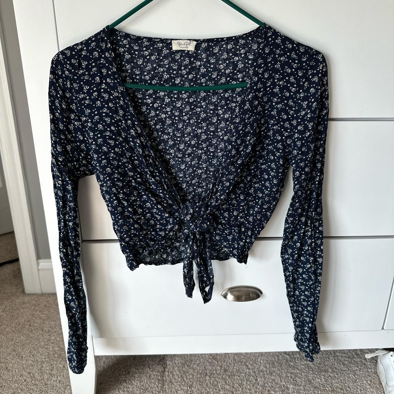 Cute top that ties in the front. Worn once - Depop