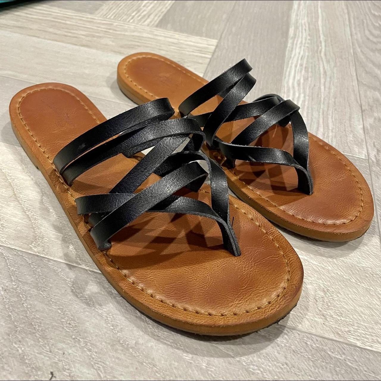 universal thread strappy black sandals!! super cute... - Depop