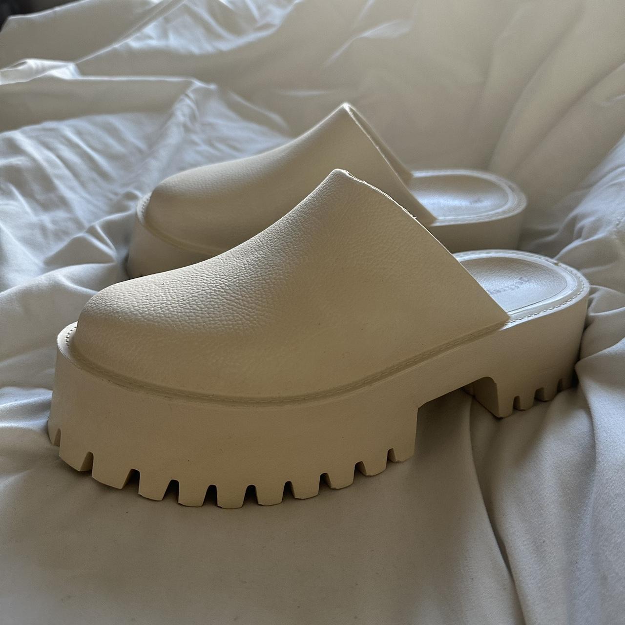 Jeffrey Campbell Women's Cream Clogs | Depop