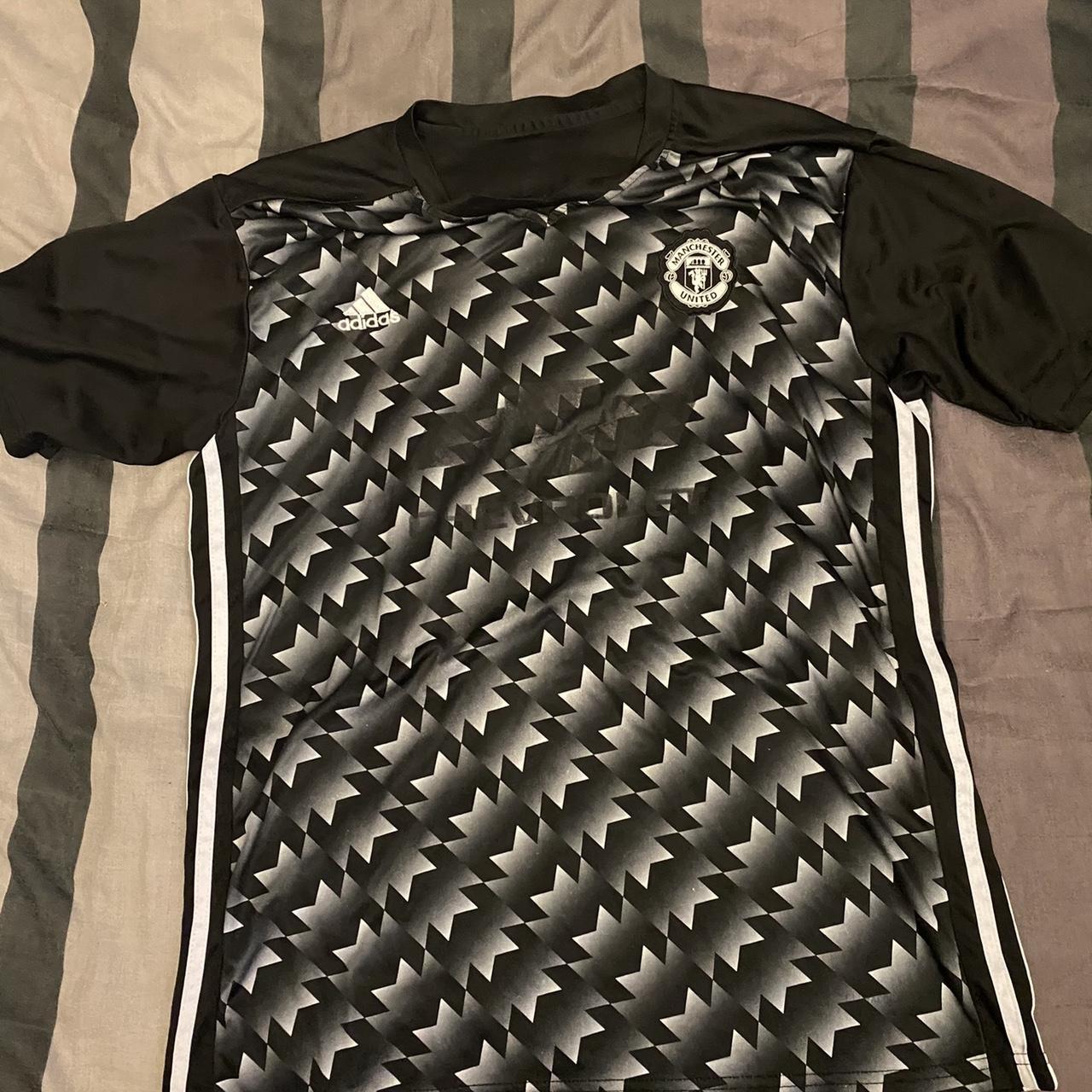 Manchester United retro kit P2P 20.5 inch C2H 28.5... - Depop