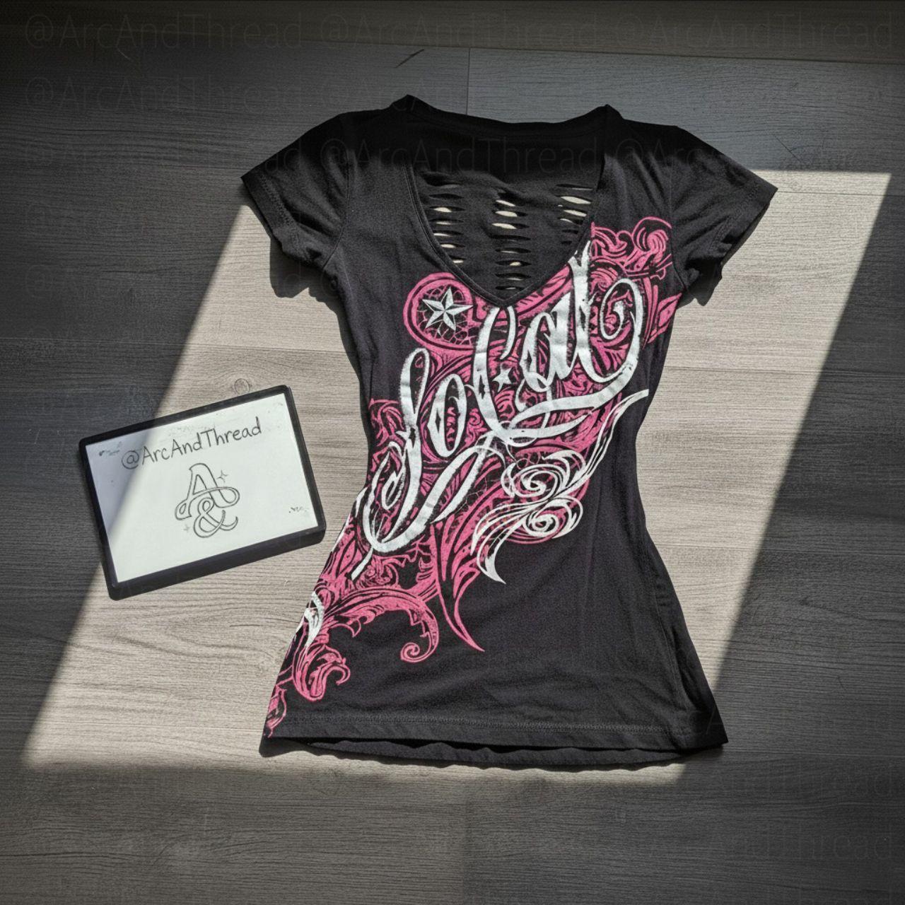 Y2K So Cal black pink graphic tee (M) — V-neck,... | Depop