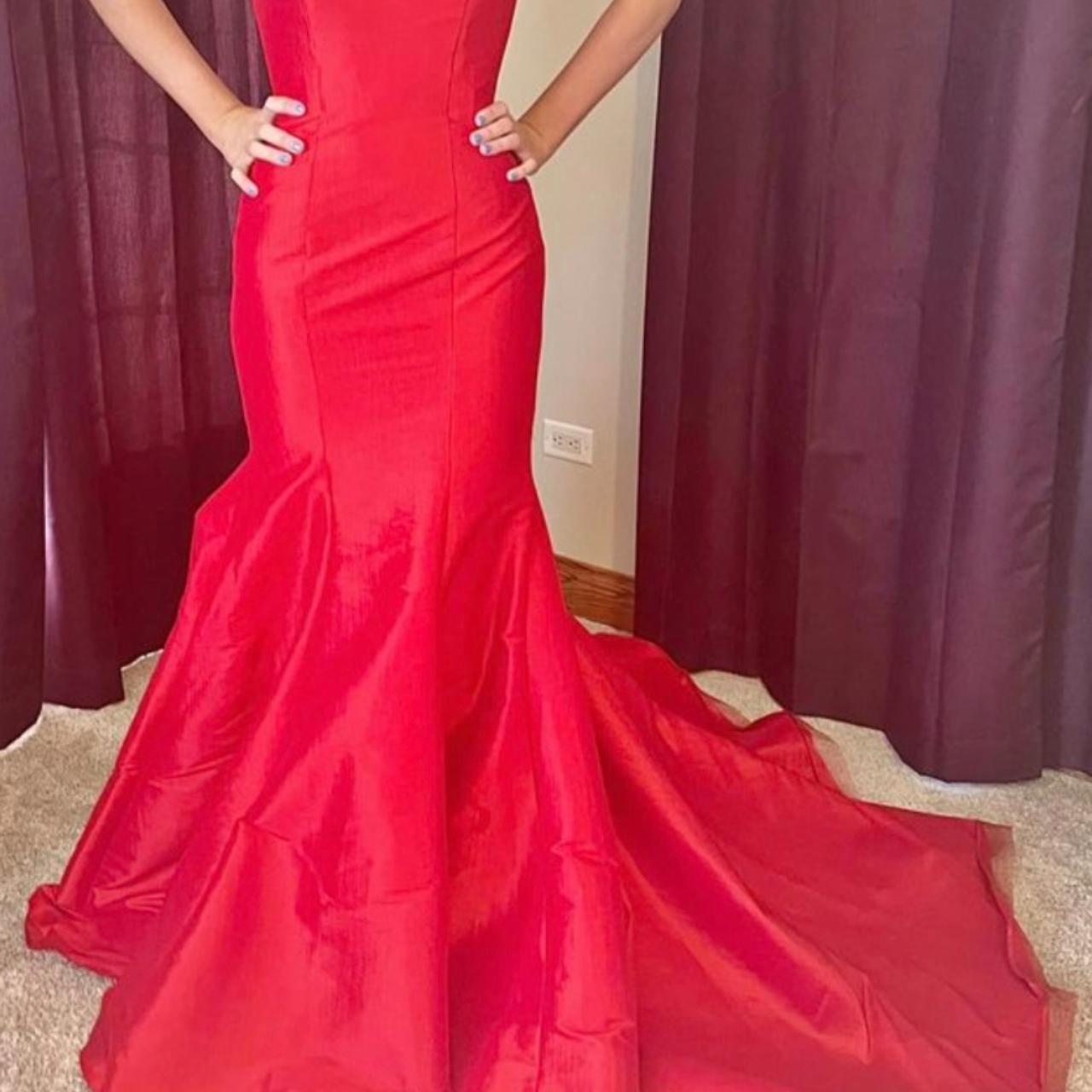 Red gorgeous Prom dress - Depop