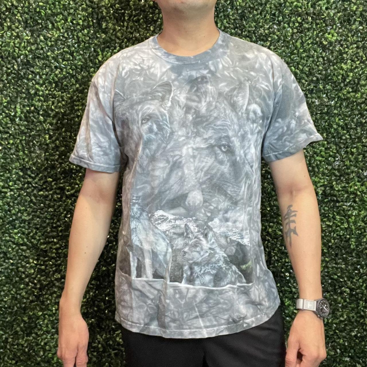 Tshirt feature into majestic wolves - Depop