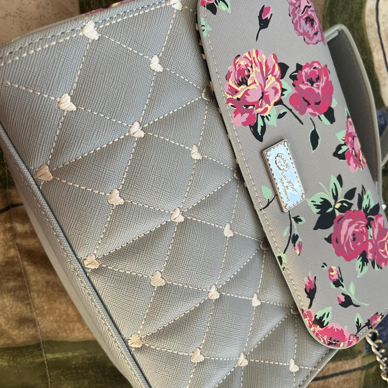 Spring purse, I have only use this purse twice | Depop