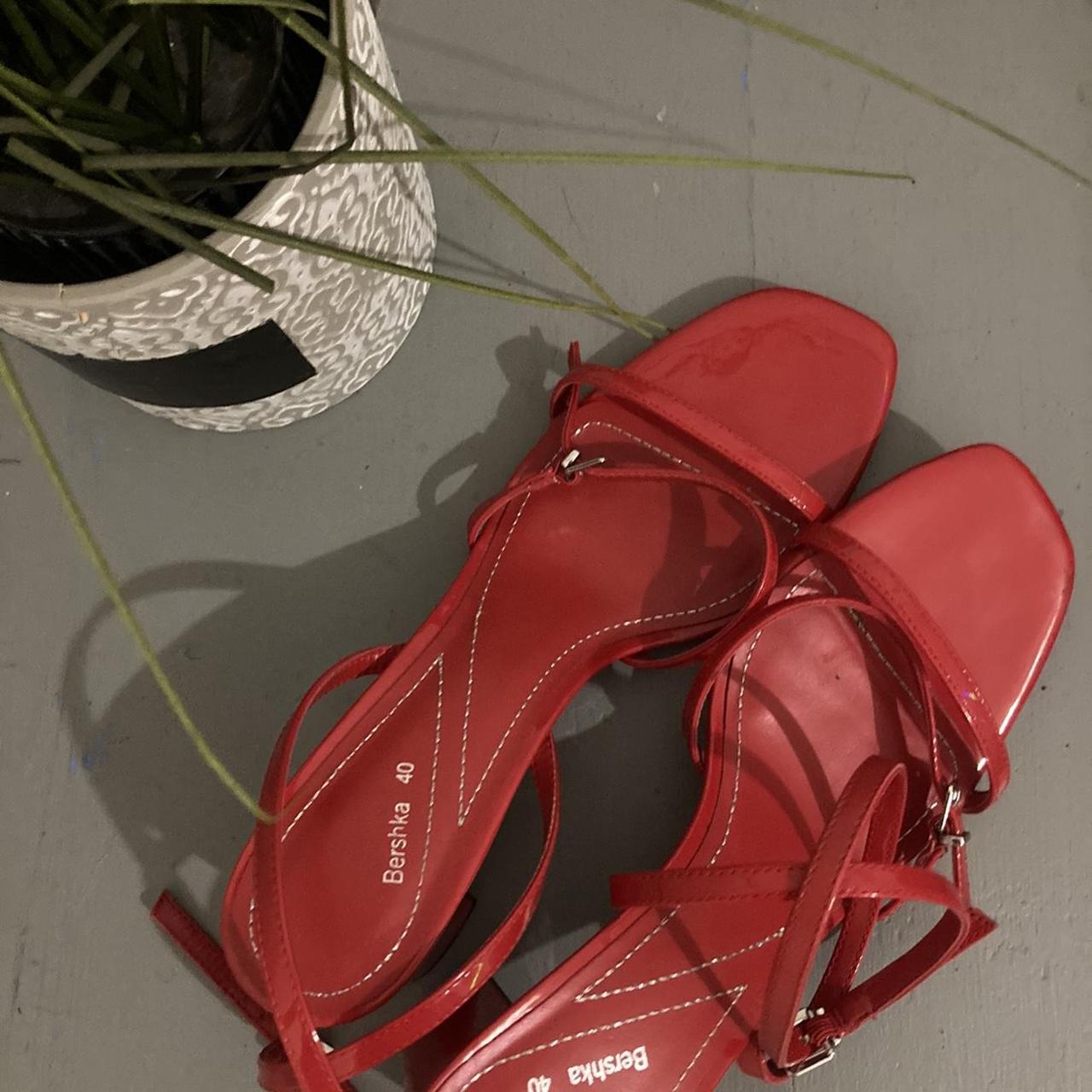 Jolies sandales talon ciré rouge , se croise sur la... - Depop