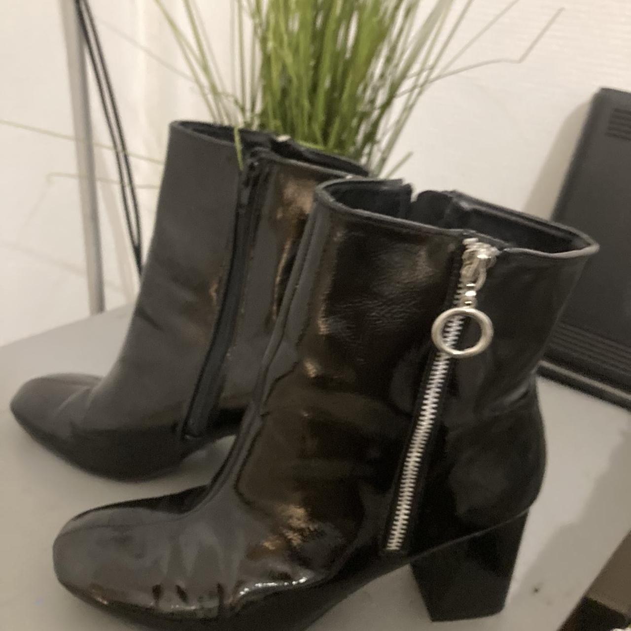 Bottines à talons , noir ciré avec fermeture sur le... - Depop
